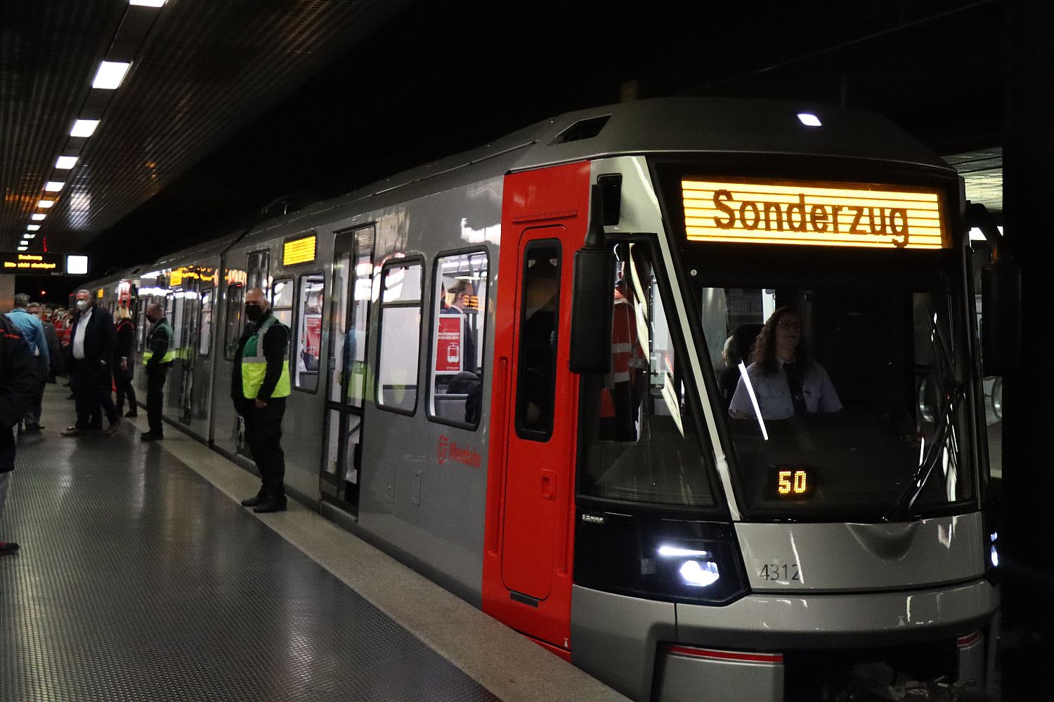 Düsseldorf: Die ersten neuen Hochflurstadtbahnen fahren auf der Linie ...