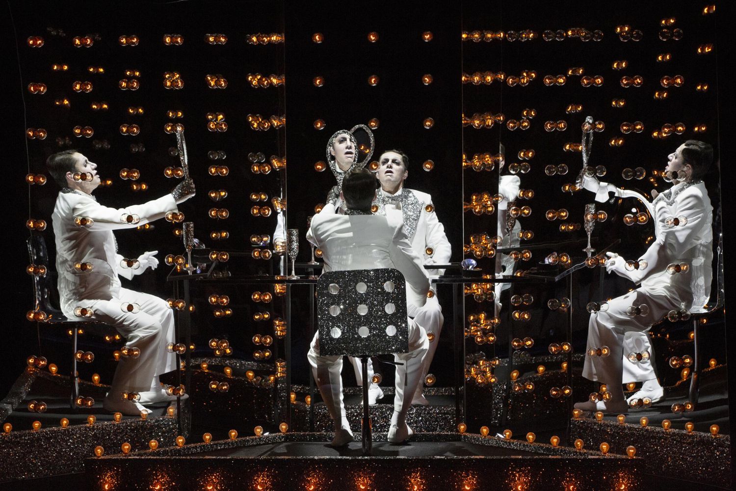 Einer genügt: Robert Wilsons „Dorian“ im Schauspiel Düsseldorf - Ddorf ...