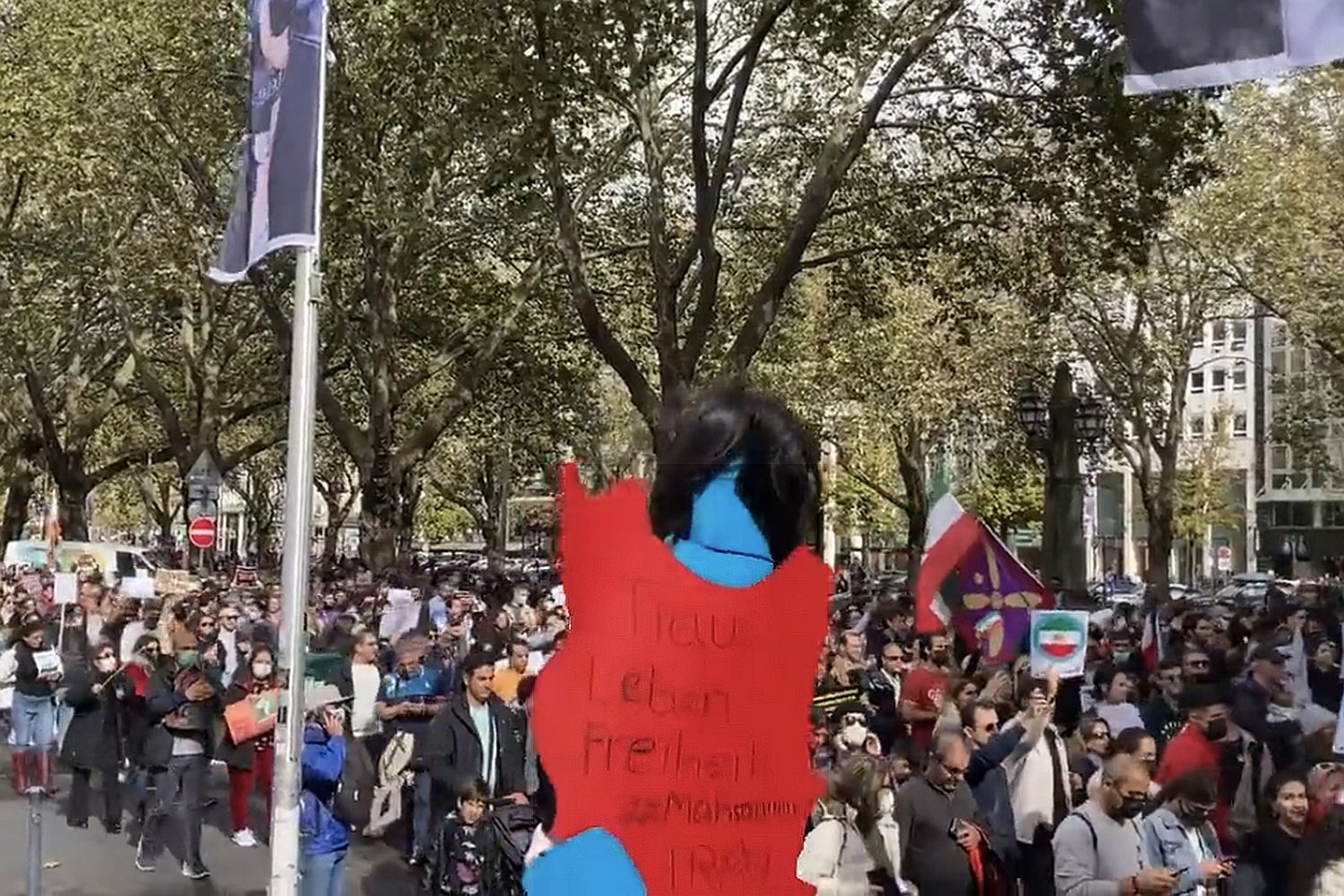 Tausende demonstrieren in Düsseldorf für “Frauen, Leben, Freiheit” im ...