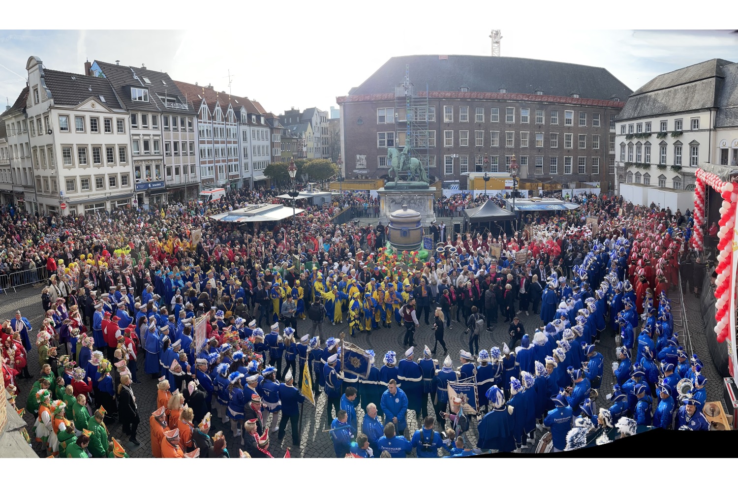 Düsseldorf: Begeisterte Jecken begrüßen den Hoppeditz - Ddorf-Aktuell ...