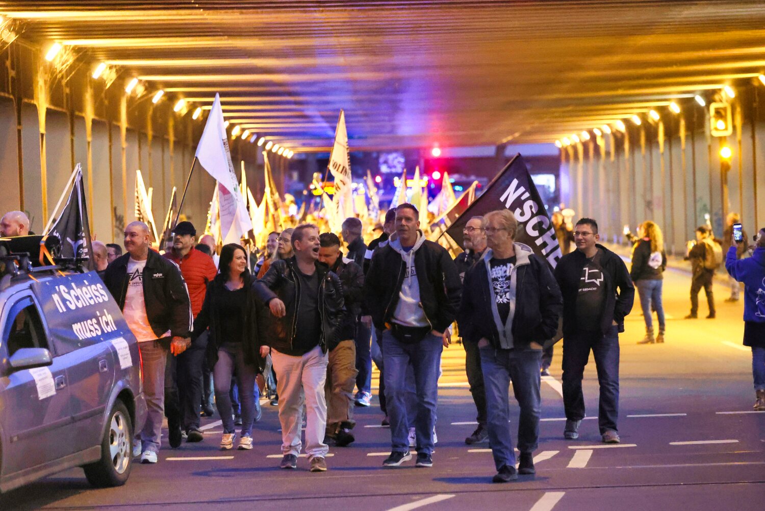 Düsseldorf: 700 Teilnehmer bei Protesten von Rechtsaußen am Sonntag ...