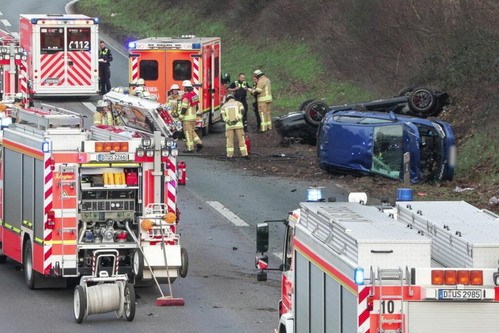 Düsseldorf: 28-Jähriger baut Unfall auf Flucht vor der Polizei – zwei Verletzte - Ddorf-Aktuell ...