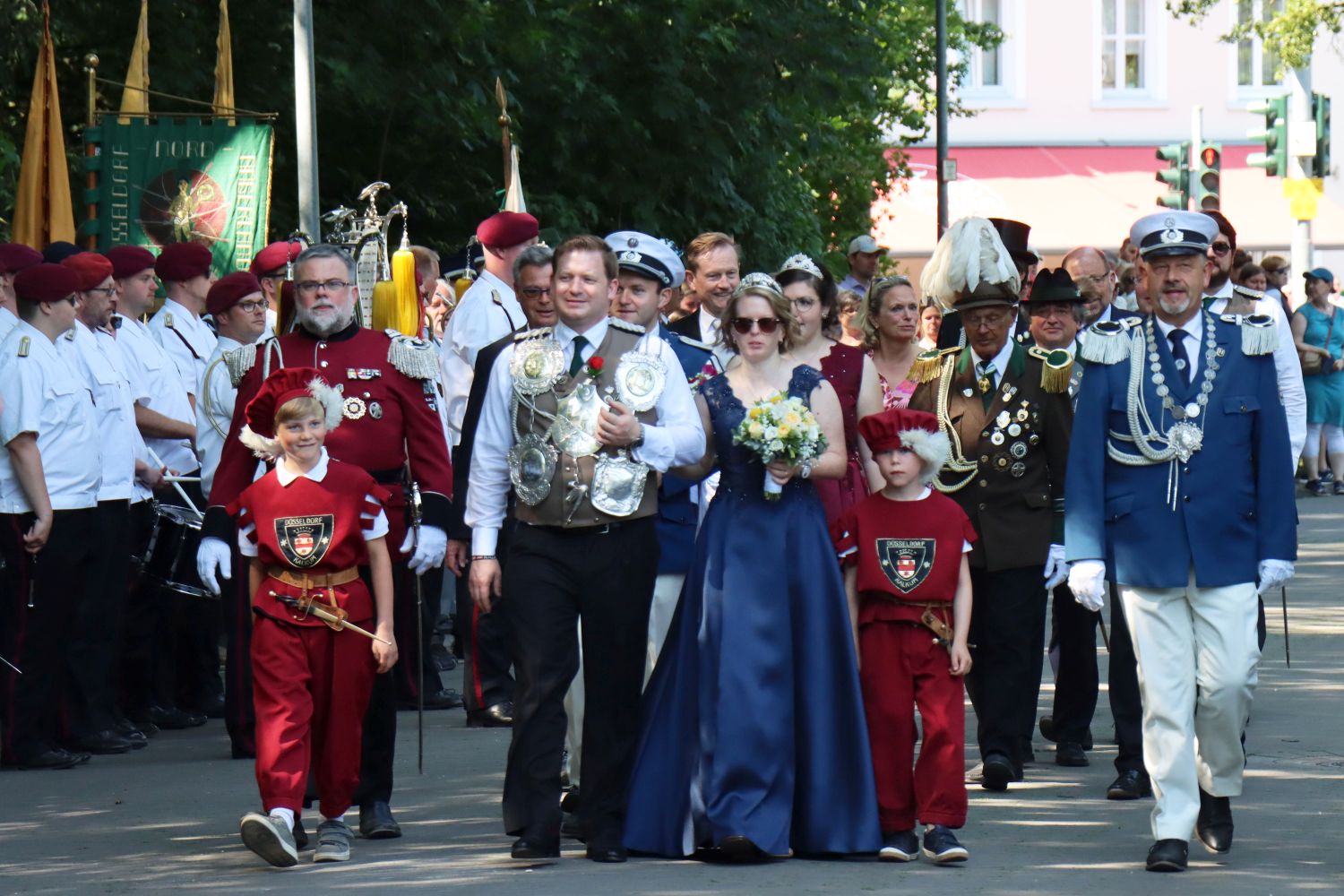 Düsseldorf: Sonniges Wetter und strahlende Majestäten beim Schützenfest ...
