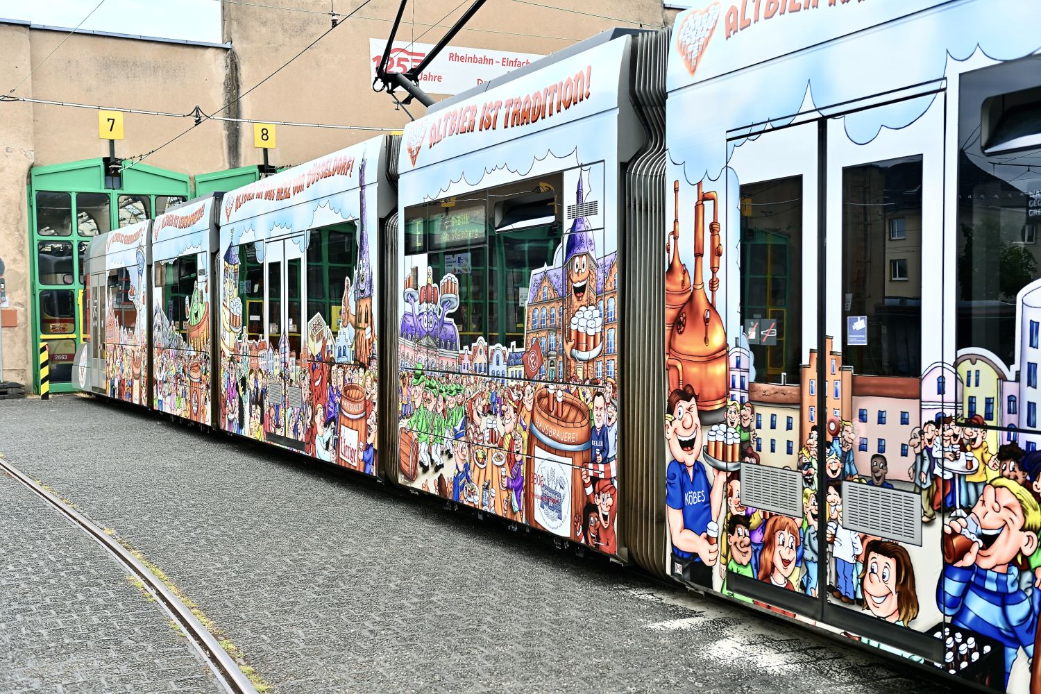 Straßenbahn wirbt mit Tilly-Motiven für das Altbier in Düsseldorf - Ddorf-Aktuell ...