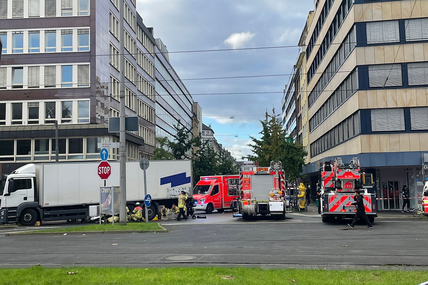 Düsseldorf Stadtmitte: 65-Jährige gerät am Hauptbahnhof unter einen Lastwagen und stirbt - Ddorf ...