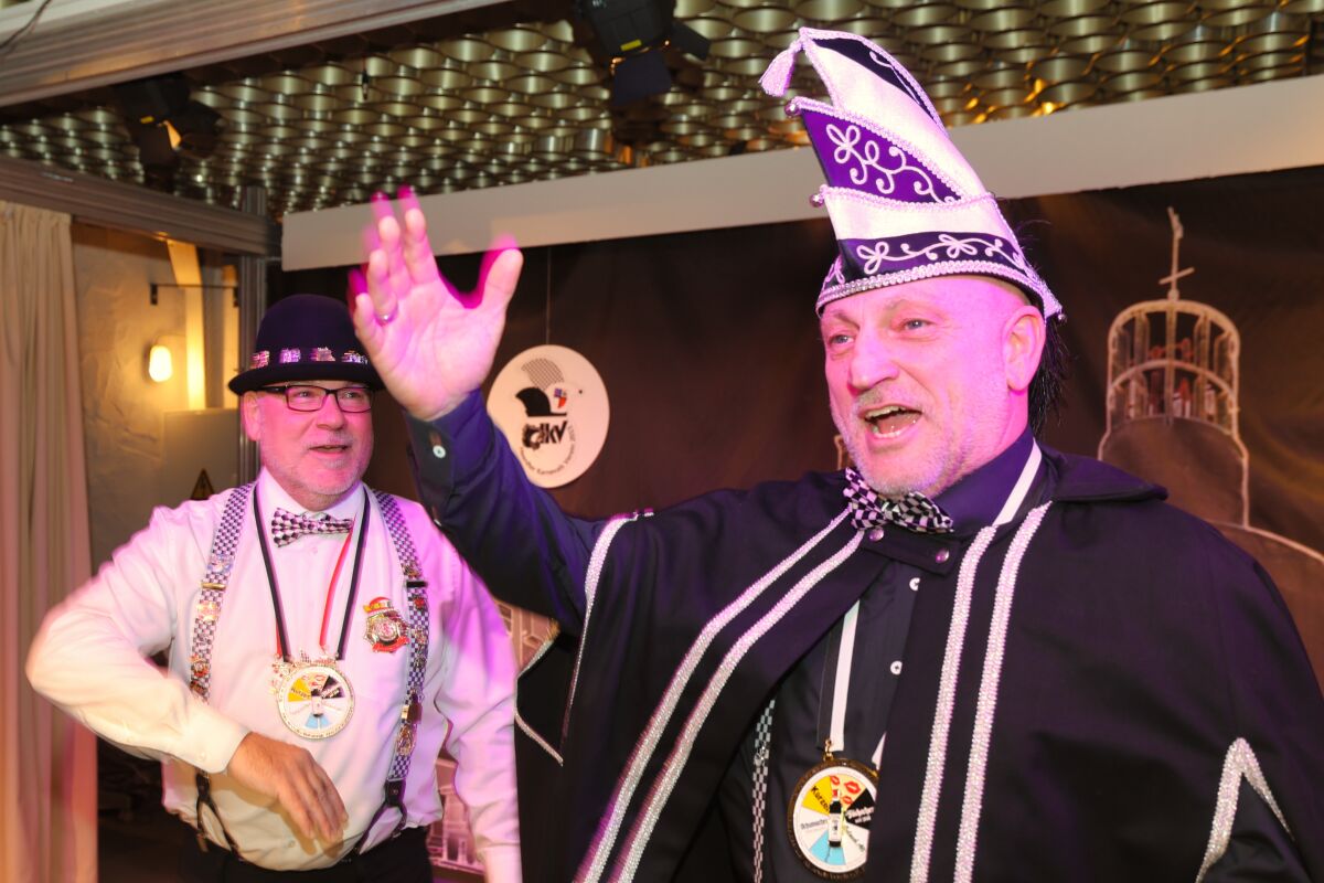 Düsseldorf Heerdt: Fass-Nacht beim Heerdter Karnevals Verein – Venetius ...