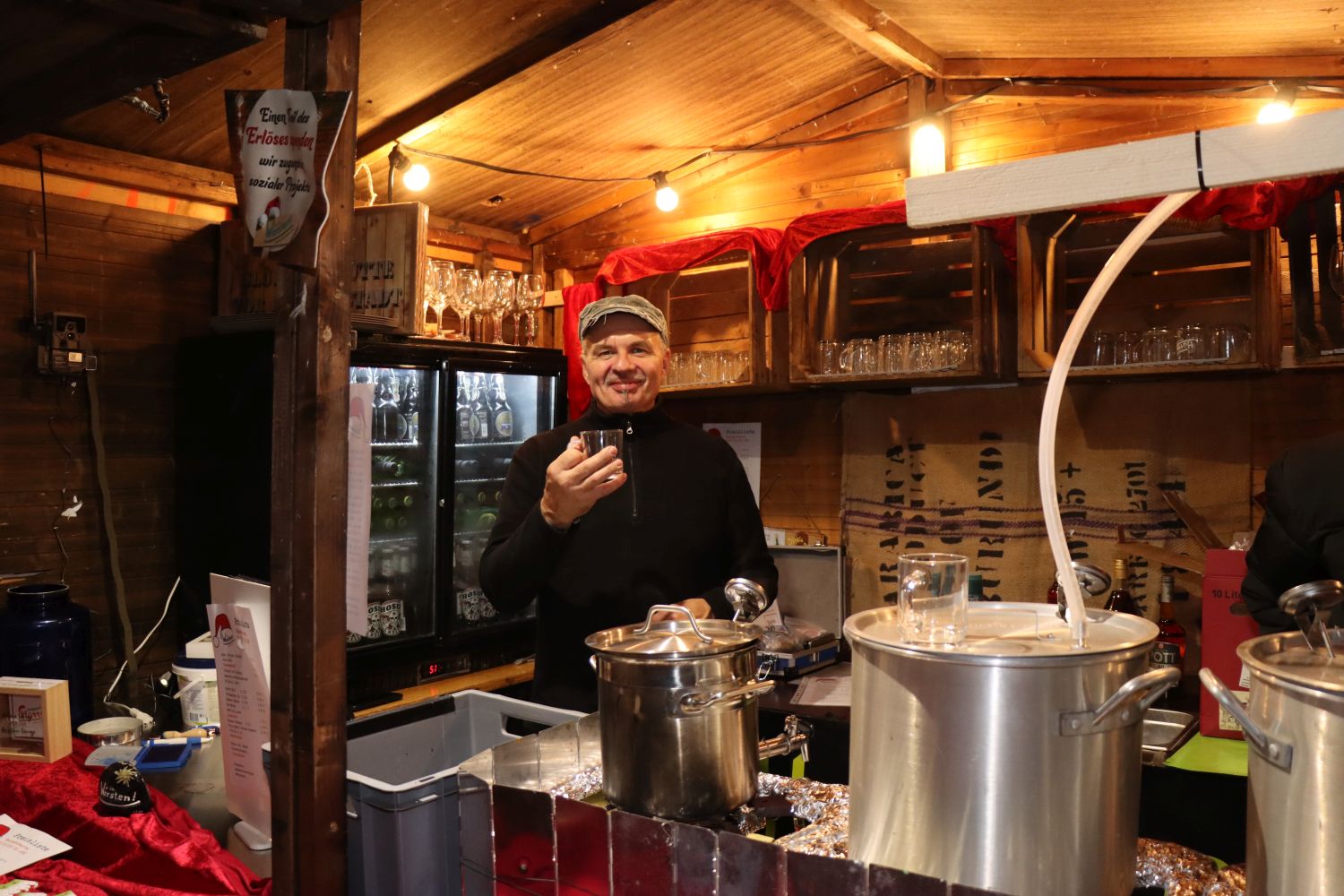 Düsseldorf Wersten: Die Glühweinhütte ist wieder da - Ddorf-Aktuell ...
