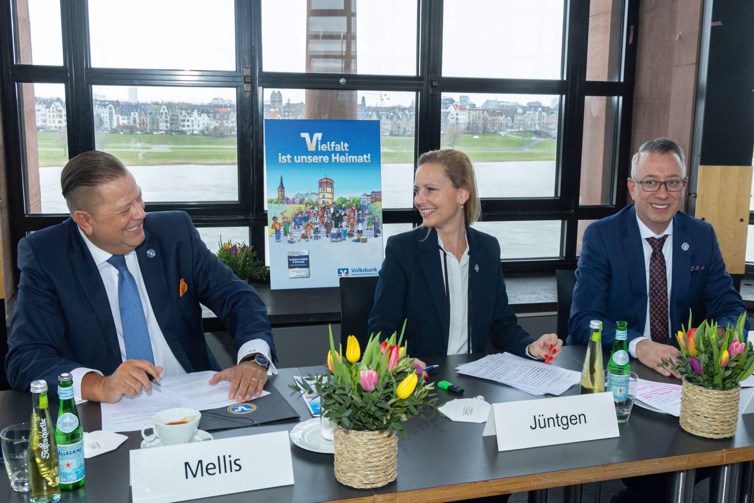 Vorstand der Volksbank Düsseldorf Neuss zeigt sich mit ...