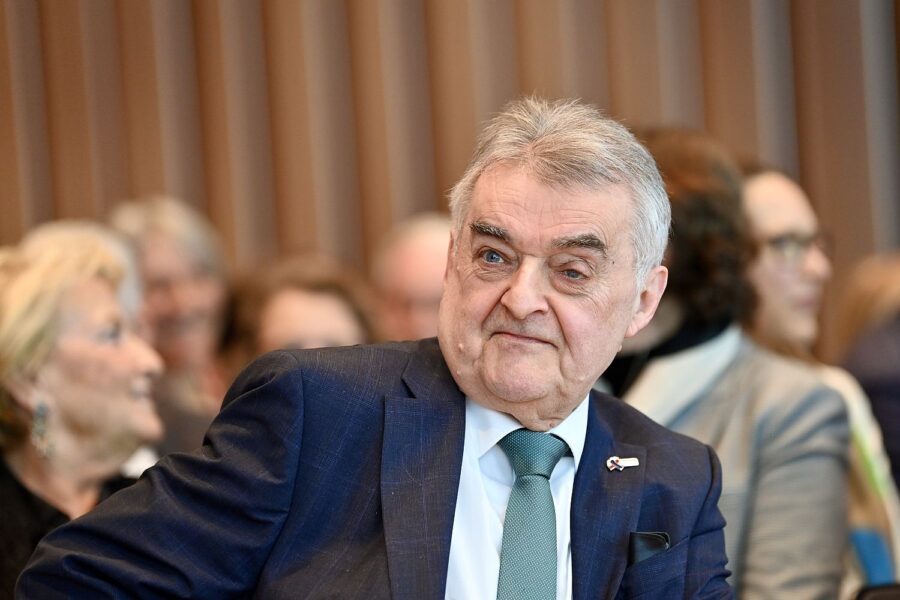 Düsseldorf: Herbert Reul erhält Auszeichnung „Preis für Kindeswohl ...