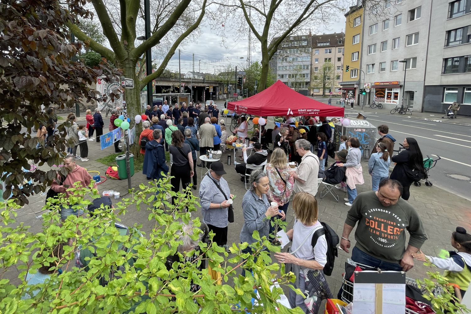 Düsseldorf: Geburtstagsfest auf dem Mintropplatz mit sozialen ...