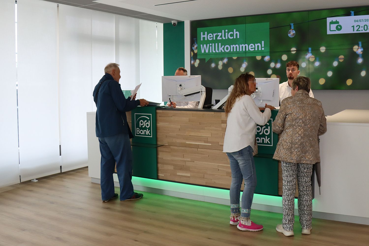 Düsseldorf: Moderne Filiale der PSD Bank Rhein-Ruhr überzeugt mit ...