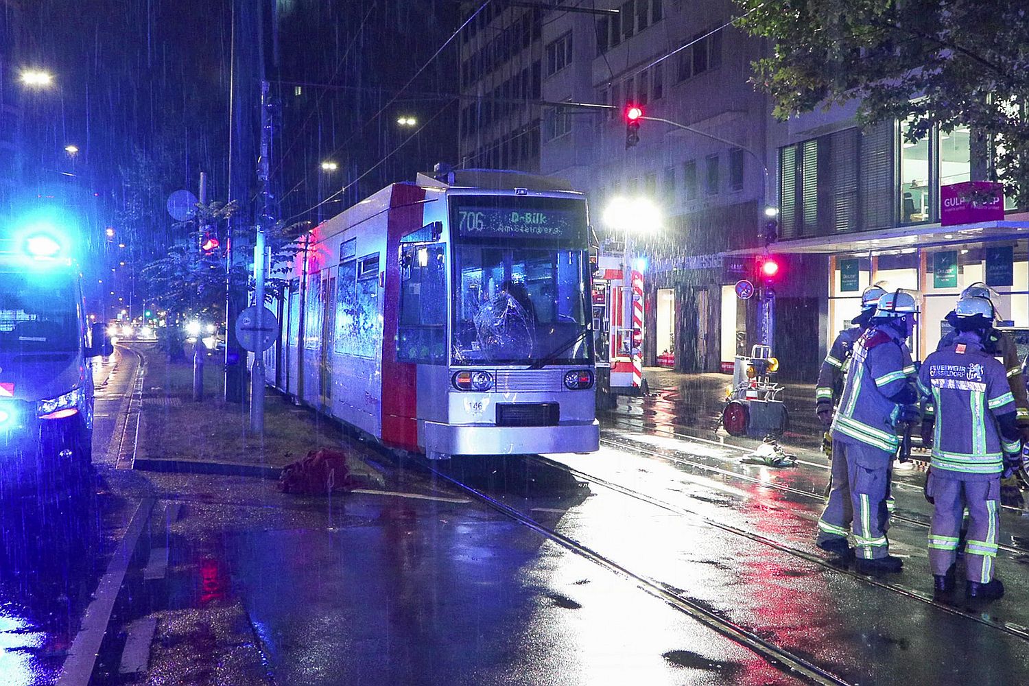 Düsseldorf: Schwerer Unfall mit Straßenbahn auf der Graf-Adolf-Straße - Ddorf-Aktuell ...