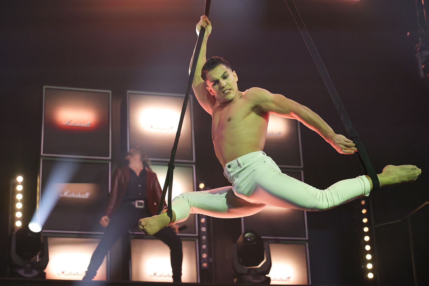 Düsseldorf: Neues Programm rockt das Roncalli’s Apollo Varieté - Ddorf ...