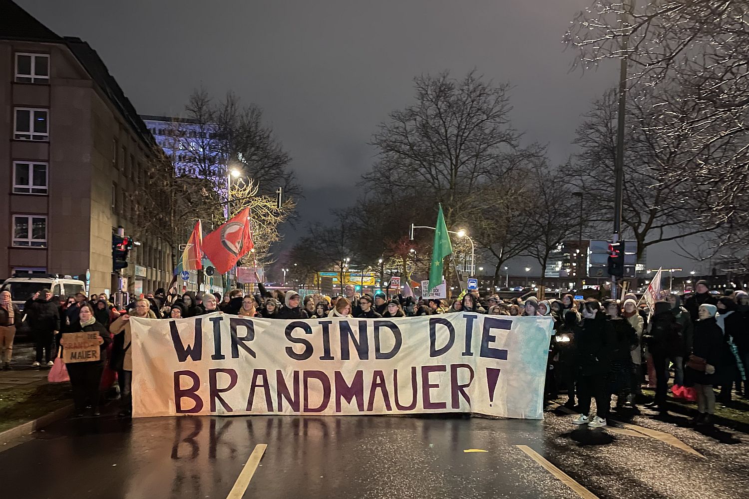 Düsseldorf: 5000 demonstrieren gegen den Fall der Brandmauer - Ddorf ...