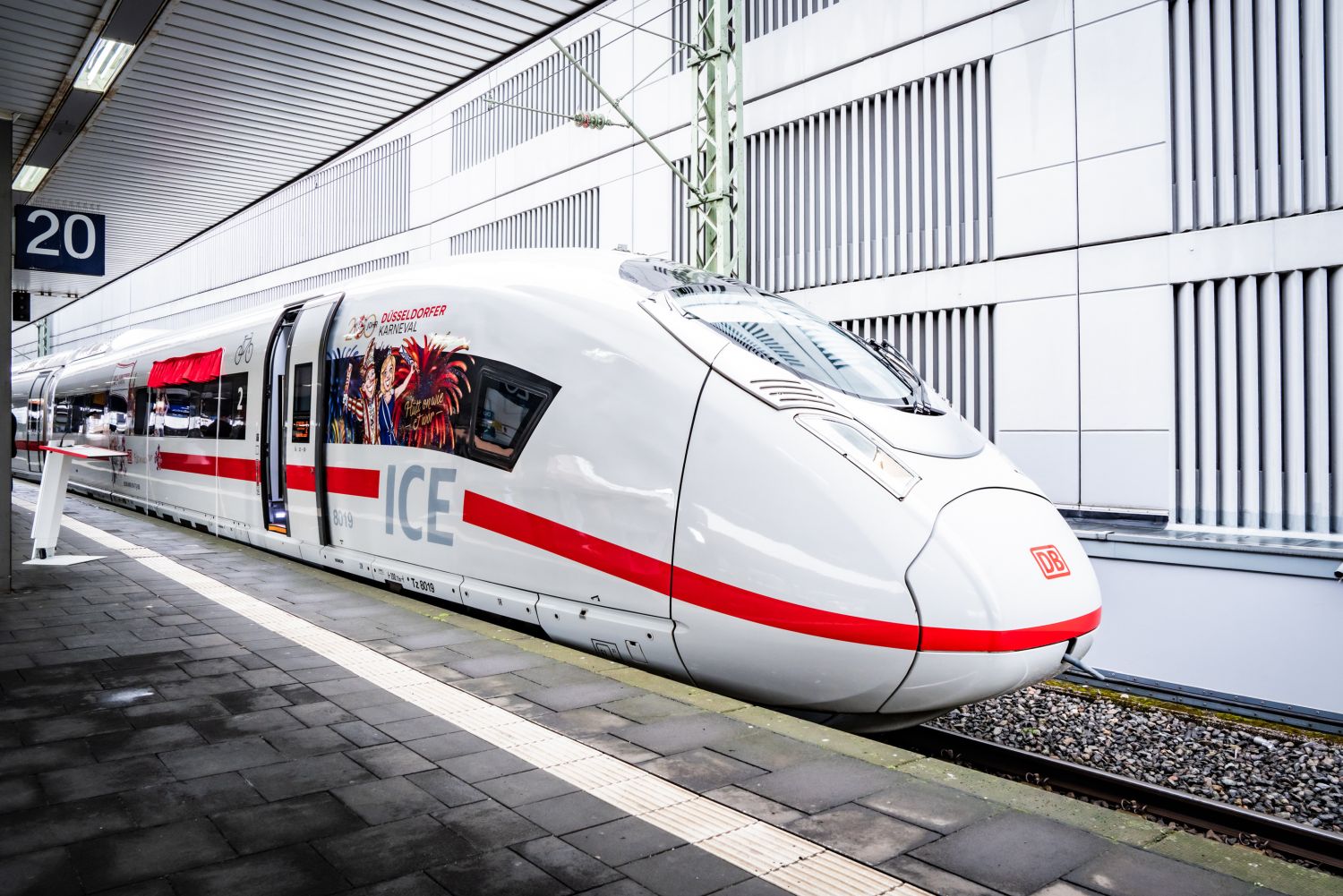 „D´r Zoch kütt“ schon vor Rosenmontag – der neue ICE „Düsseldorf“ wurde ...