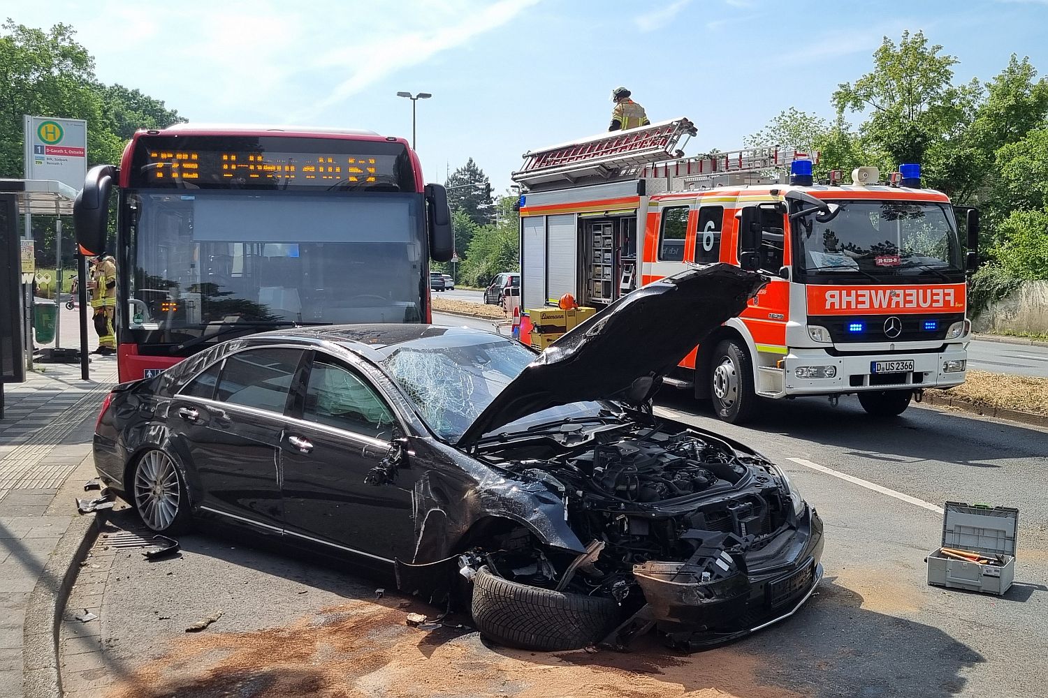 Düsseldorf Garath: 85-Jähriger baut mit seinem Mercedes spektakulären Unfall - Ddorf-Aktuell ...
