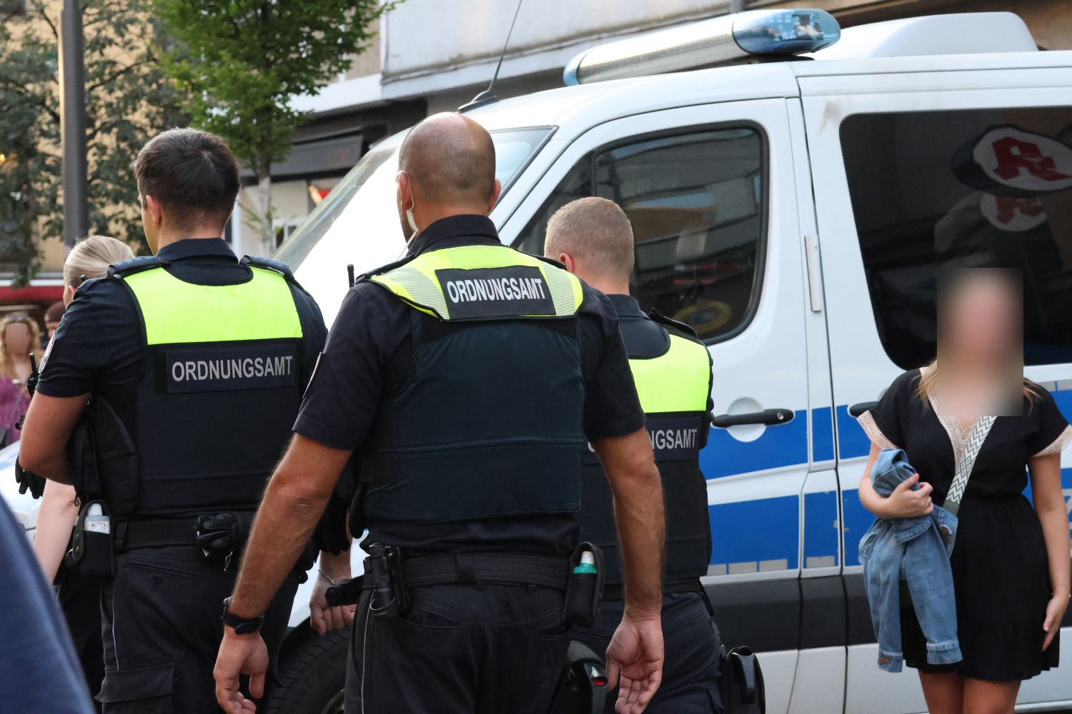 Düsseldorf: OSD-Streife erkennt "Signal for Help" und verhindert ...