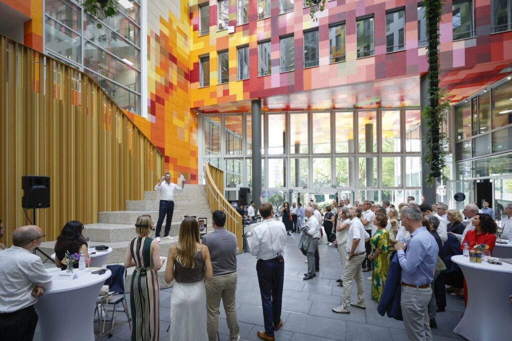 Düsseldorf Flingern: Neu gestaltetes Atrium auf dem Metro Campus mit ...