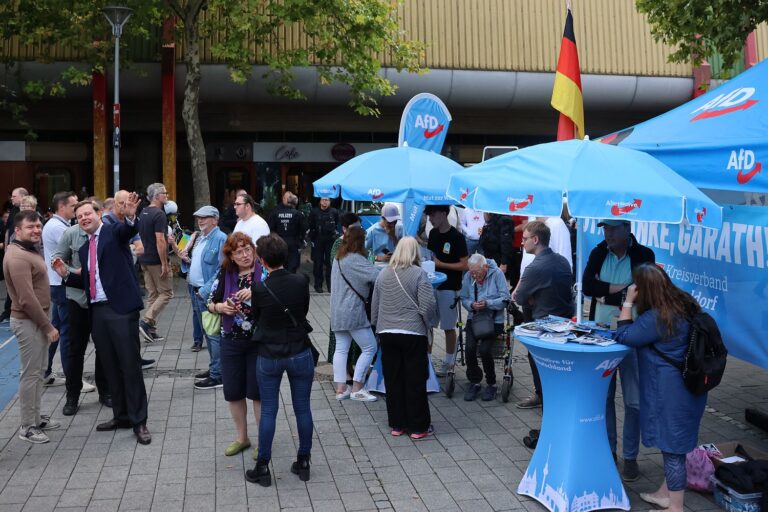 Düsseldorf Garath: Viele hundert Bürger*innen zeigen, was sie von der ...