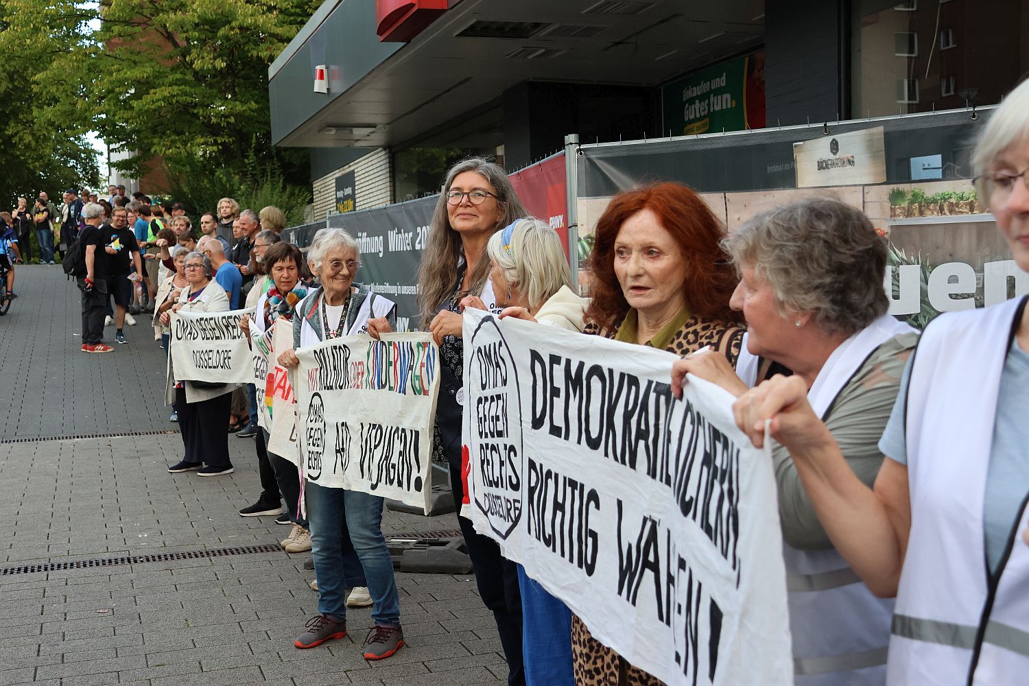 Düsseldorf Garath: Viele hundert Bürger*innen zeigen, was sie von der ...