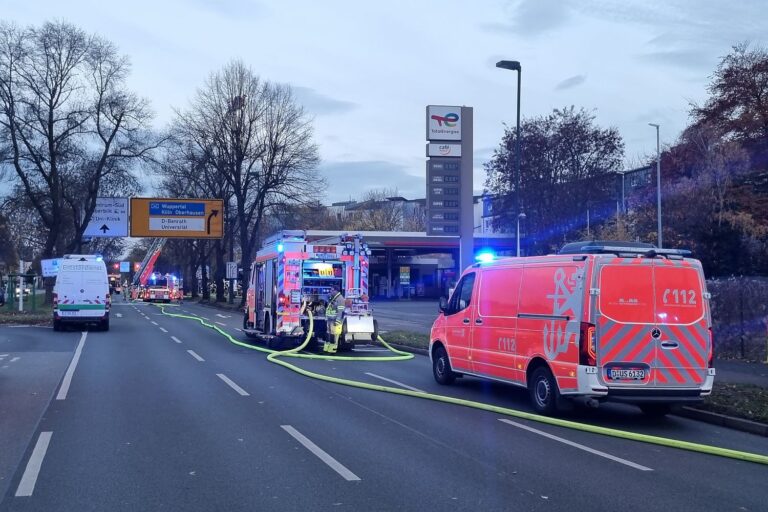 Düsseldorf Bilk: Lebensgefährlich Verletzter bei Brand in Tankstelle am ...