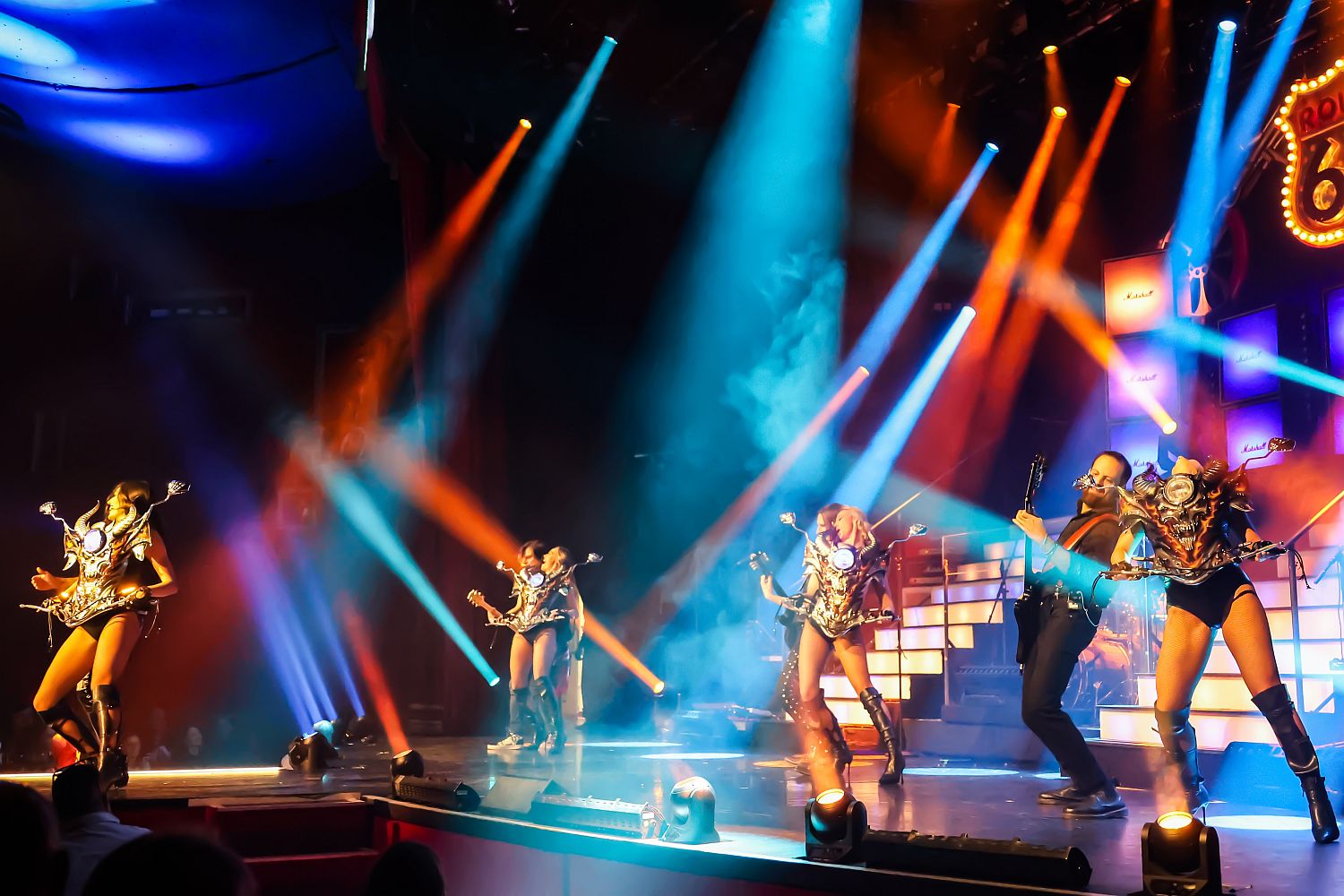 Düsseldorf: Roncalli’s Apollo Varieté begeistert mit neuer Show „Rock ...
