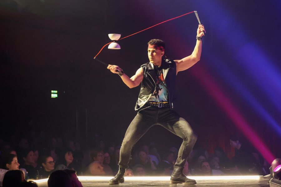 Düsseldorf: Roncalli’s Apollo Varieté begeistert mit neuer Show „Rock ...
