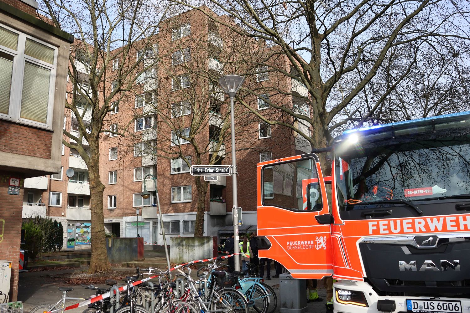 Düsseldorf Garath: Großeinsatz der Feuerwehr nach Kellerbrand in ...