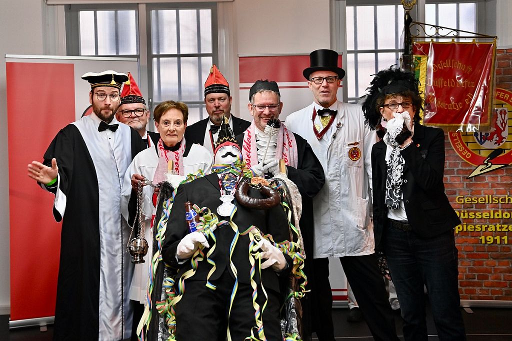 Düsseldorf: Der Hoppeditz ist tränenreich beerdigt - Ddorf-Aktuell ...
