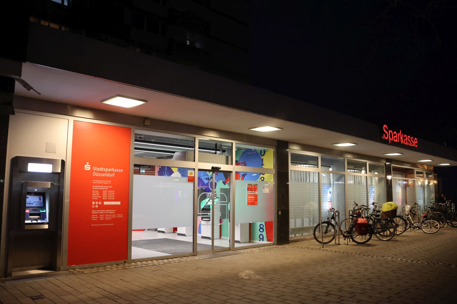 Düsseldorf Garath: Filiale der Stadtsparkasse mit neuem Konzept wieder ...
