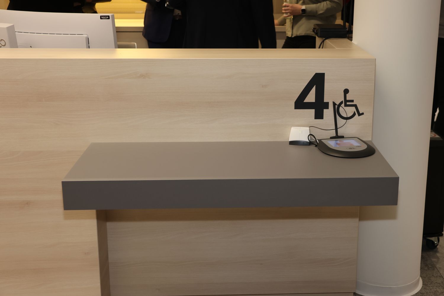 Düsseldorf Garath: Filiale der Stadtsparkasse mit neuem Konzept wieder ...